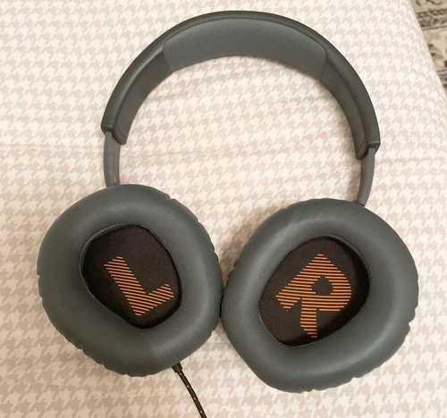 Беспроводные наушники jbl quantum 100