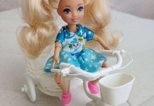 Кукла Машенька на велосипеде