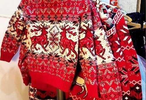 Новогодний свитер с оленями красный family look