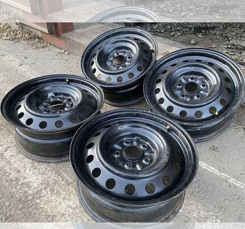 Штамповки Toyota R16 5x114,3 черные et45 цо60,1