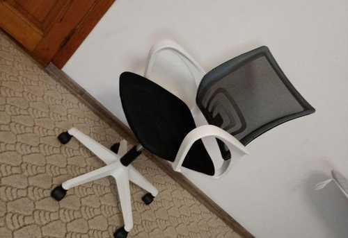 Компьютерное кресло белое, в использовании 2 месяц