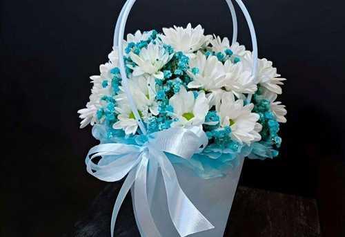 Голубая сумочка с хризантемой и гипсофилой