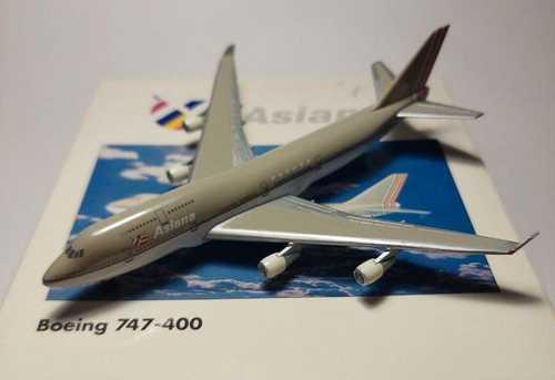 Модель самолета Asiana Airlines B 747 Herpa 1/500