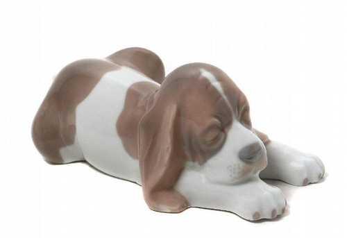 Фарфоровая фигура "Спящий щенок бигля". Lladro