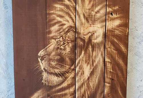 Картина "Профиль льва" на старом деревянном щите