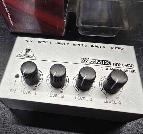 Микшерный пульт Behringer MX400