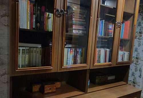 Книжный шкаф и сервант с ящиками для одежды