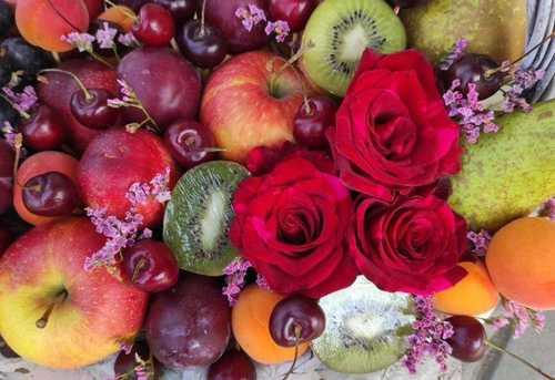 Корзина из фруктов и цветов