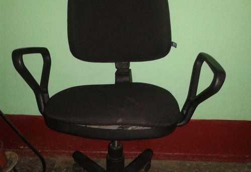 Офисное кресло на колесиках