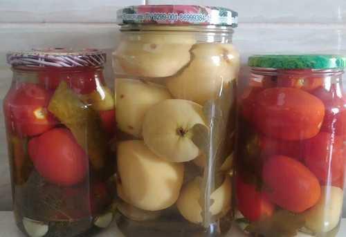 Маринованные помидоры, огурцы и яблоки