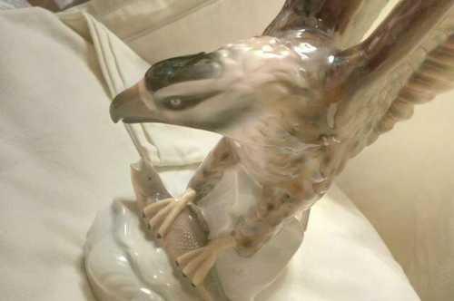 Орел с рыбой, старинная фарфоровая статуэтка