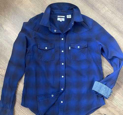 Levis classic fit размер S (42) рубашка женская