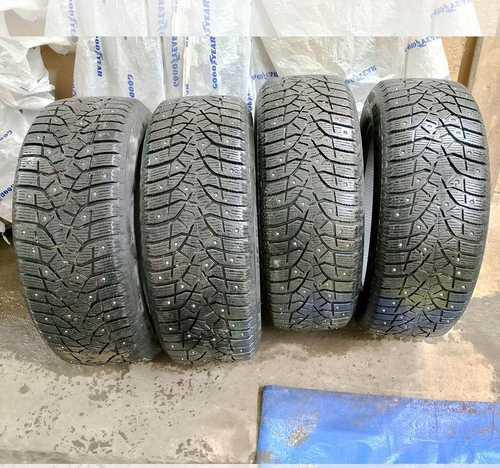 Bridgestone Blizzak Spike-02 215/55 R17