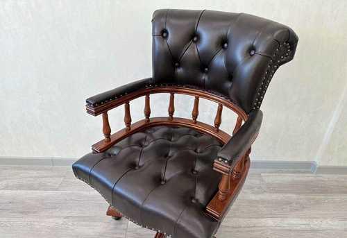 Кожаное поворотное кресло в стиле "Честерфилд"