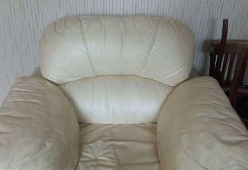 Мягкая мебель диван и 2 кресла кожанные, б/у