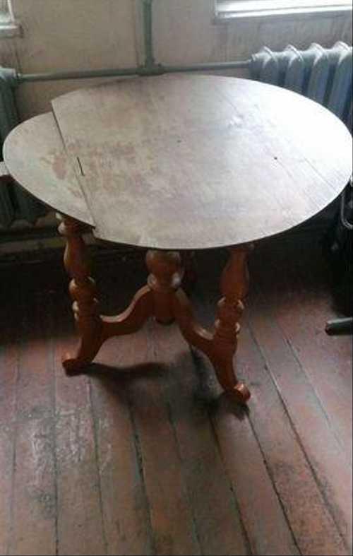 Антикварный стол с резными ножками