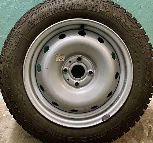 Зимняя резина Goodyear 185/65 R15 на дисках KIA