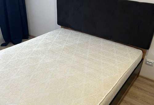 Кровать с матрасом 160x200