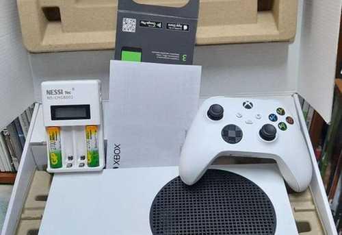 Xbox series s +(аккамуляторы и зарядное устройство