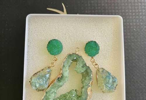 Кулон и серьги с зелеными камнями
