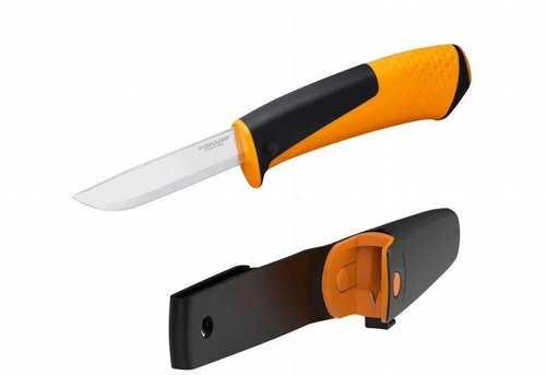 Нож Fiskars 1023618 с пластик. чехлом с точилкой