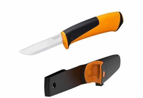 Нож Fiskars 1023618 с пластик. чехлом с точилкой