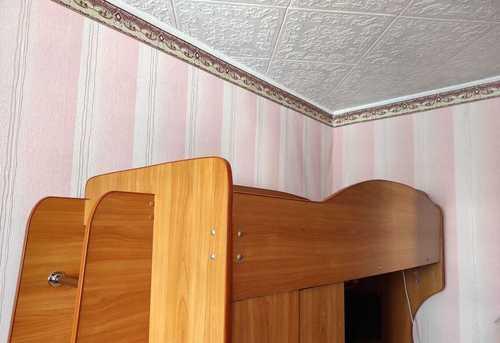 Кровать-чердак с письменным столом и шкафом