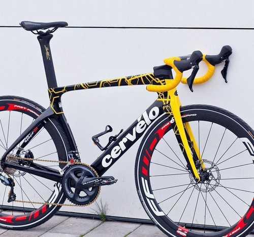 Новый карбоновый шоссейный велосипед Cervelo