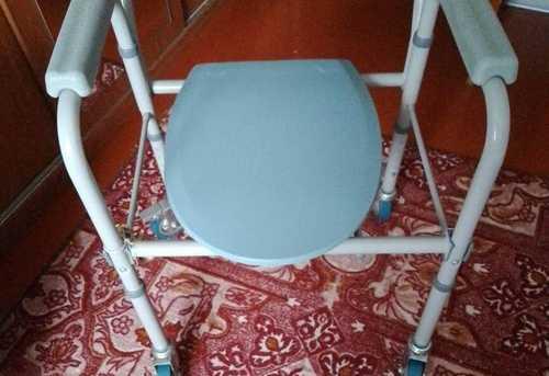 Кресло-туалет на колёсиках