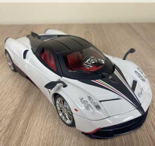 Модель машины Pagani Huayra Белая 1:18