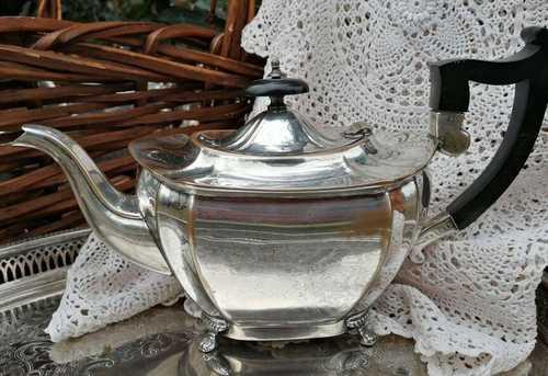 Старинный, посеребренный чайник на лапках