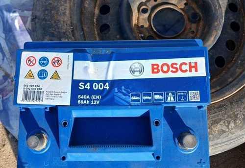 Аккумулятор bosch s4 004 в отличном состоянии