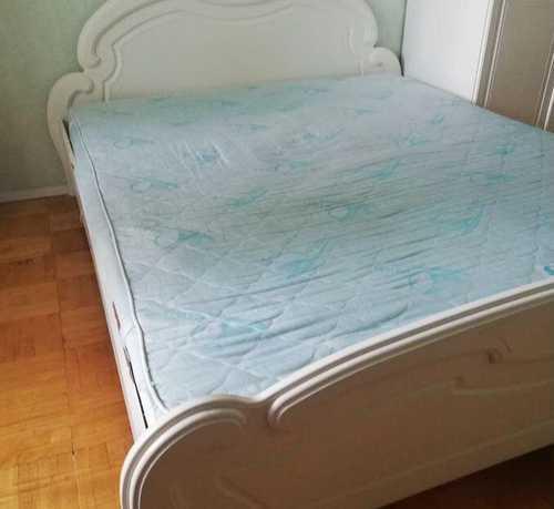 Продам двухспальную кровать бу с матрасом