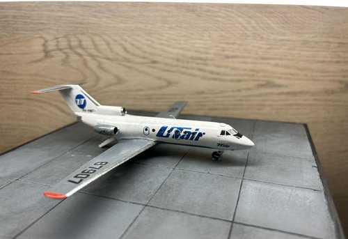 Модель самолёта як-40 в масштабе 1/144