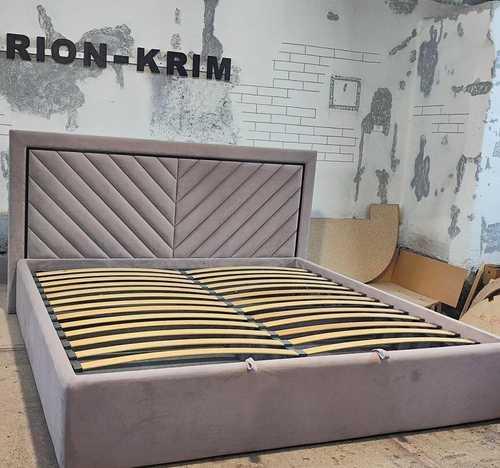 Кровать с чёрным профилем на изголовье