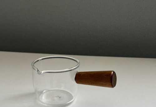 Стеклянный соусник с деревянной ручкой