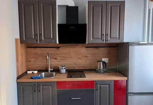 Кухонный гарнитур с техникой и холодильником