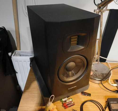 Adam audio t5v