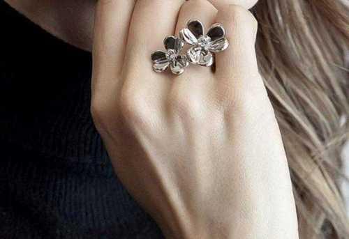 Серебряное кольцо в виде цветка