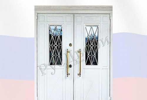 Классическая входная дверь с окном и ковкой