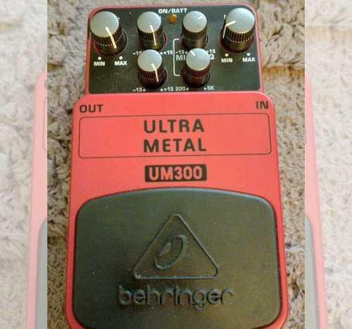 Педаль эффектов Behringer UM300 Ultra Metal