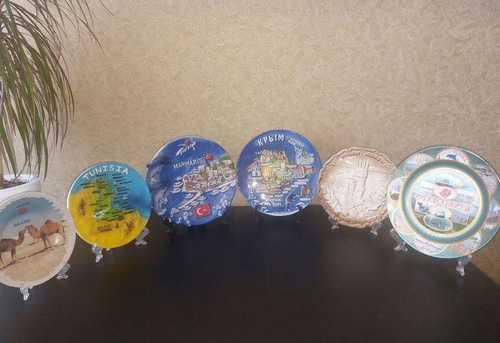 Сувенирные тарелки из разных стран и городов