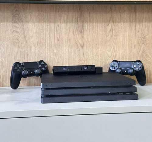 Sony Playstation 4 Pro, 1000 гб, 2 геймпада
