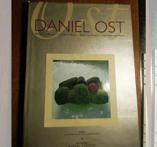 Книга Daniel Ost. Leafing through flowers