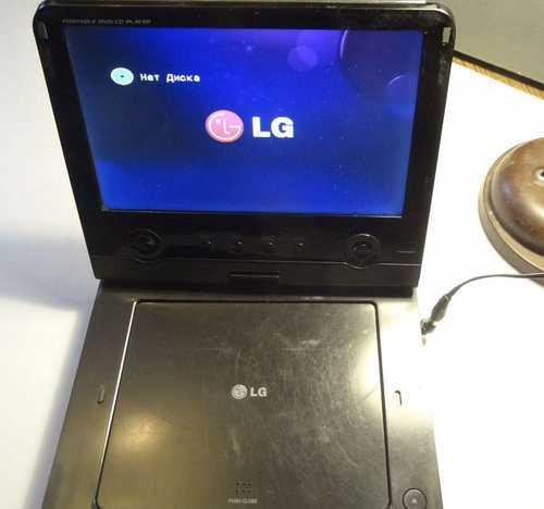 Портативный DVD плеер LG DP482B, поворотный экран