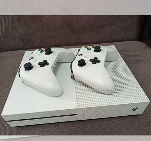 Xbox one s 512gb  2 геймпада