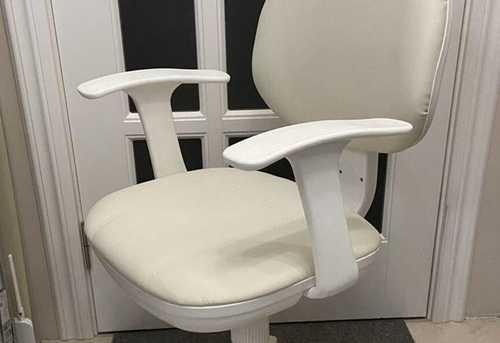 Компьютерное кресло из кожзама