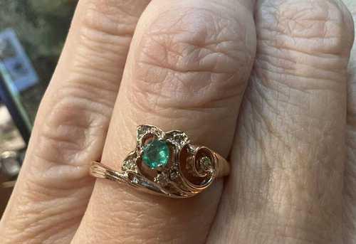 Золотое кольцо с изумрудом и бриллиантами 585 пр