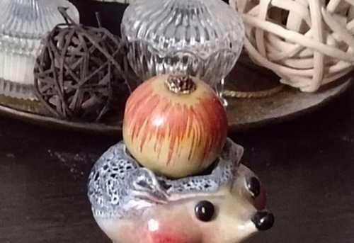 Шкатулка, фигурка ёжика с яблоком