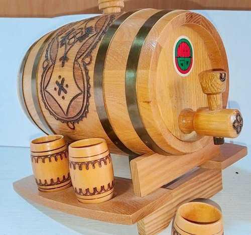 Деревянный боченок с рюмками